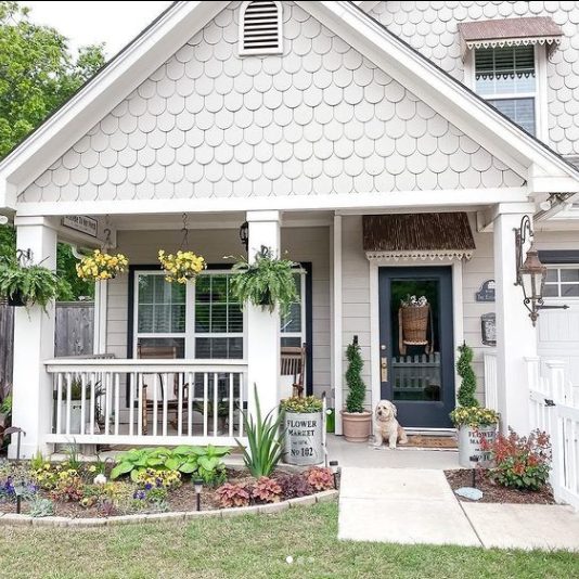 7 Refreshing Farmhouse Porch Ideas | Antique Farmhouse Antique Farmhouse