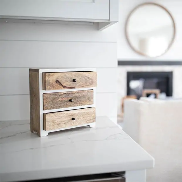 Tabletop chest of drawers store